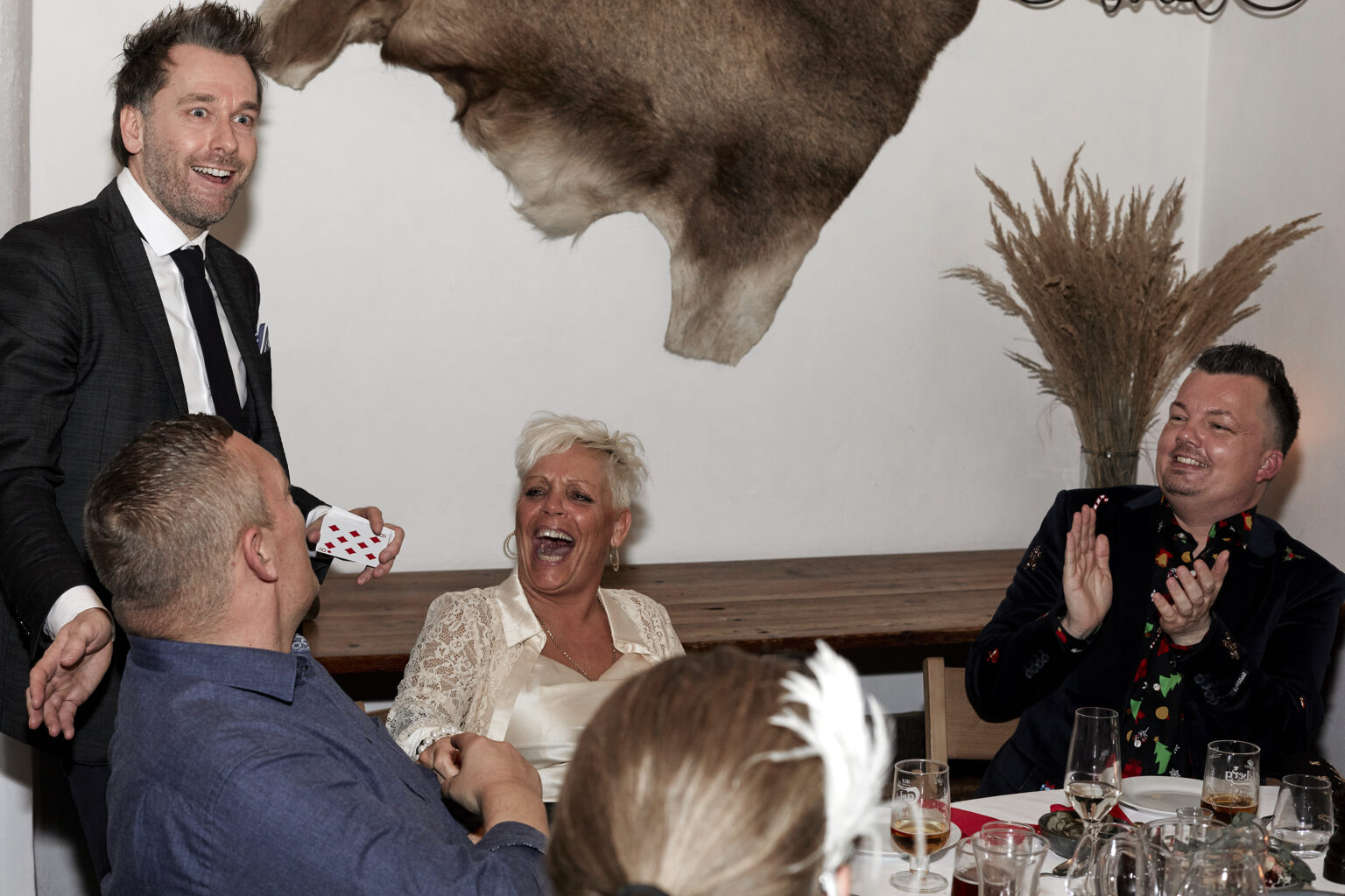 Tryllekunstner til Julefrokost - Magisk Trylleshow & Underholdning